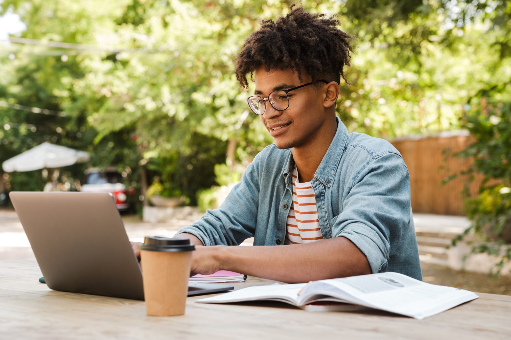 How you can study online and travel the world - Simply Academy